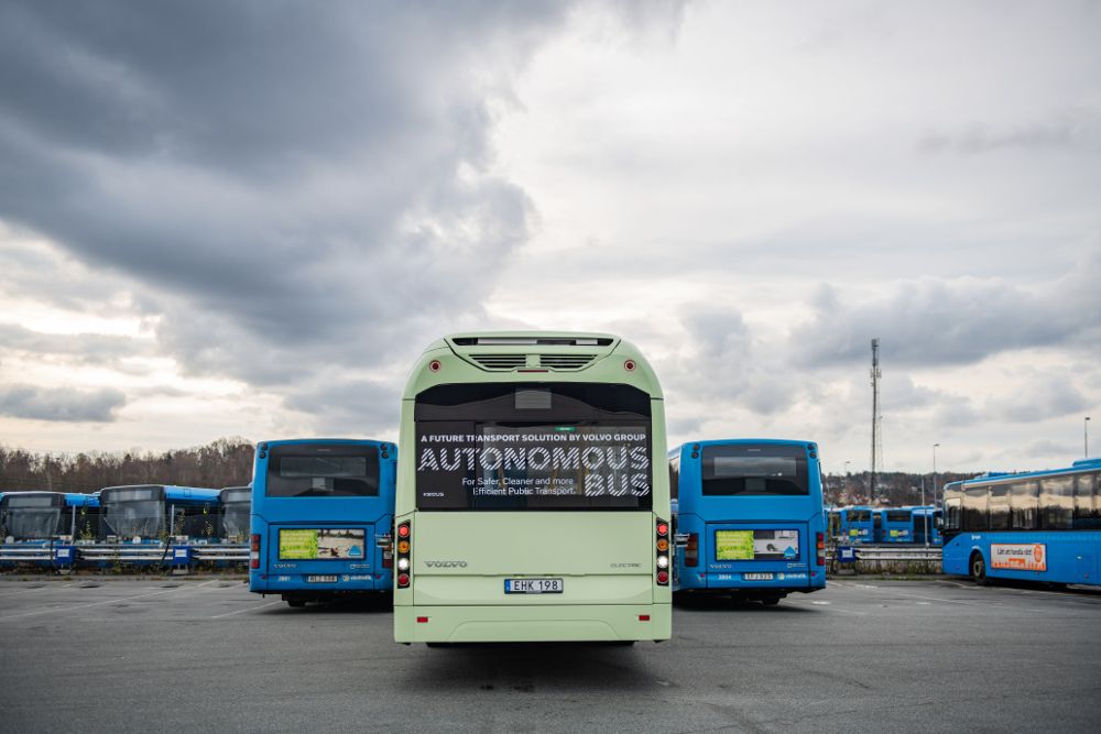 Volvo demonstrates operation of autonomous electric bus at depot ...