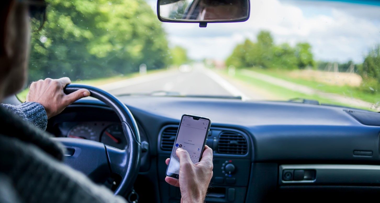 New study highlights dangers of distracted driving | Traffic Technology ...